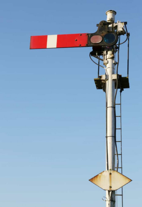 How do railway and train signals work and how do trains know the track ...